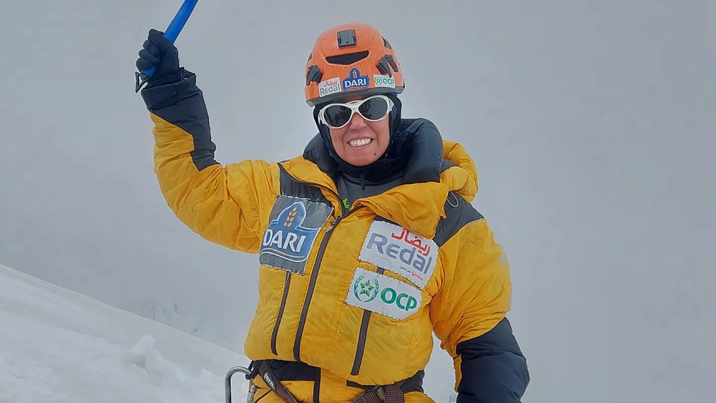 L'alpiniste marocaine Bouchra Baibanou gravit le Mont Lhotse dans l ...