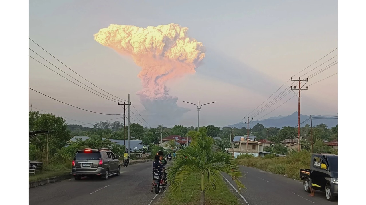 Volcano Eruption in Indonesia Disrupts Flights and Forces People to ...